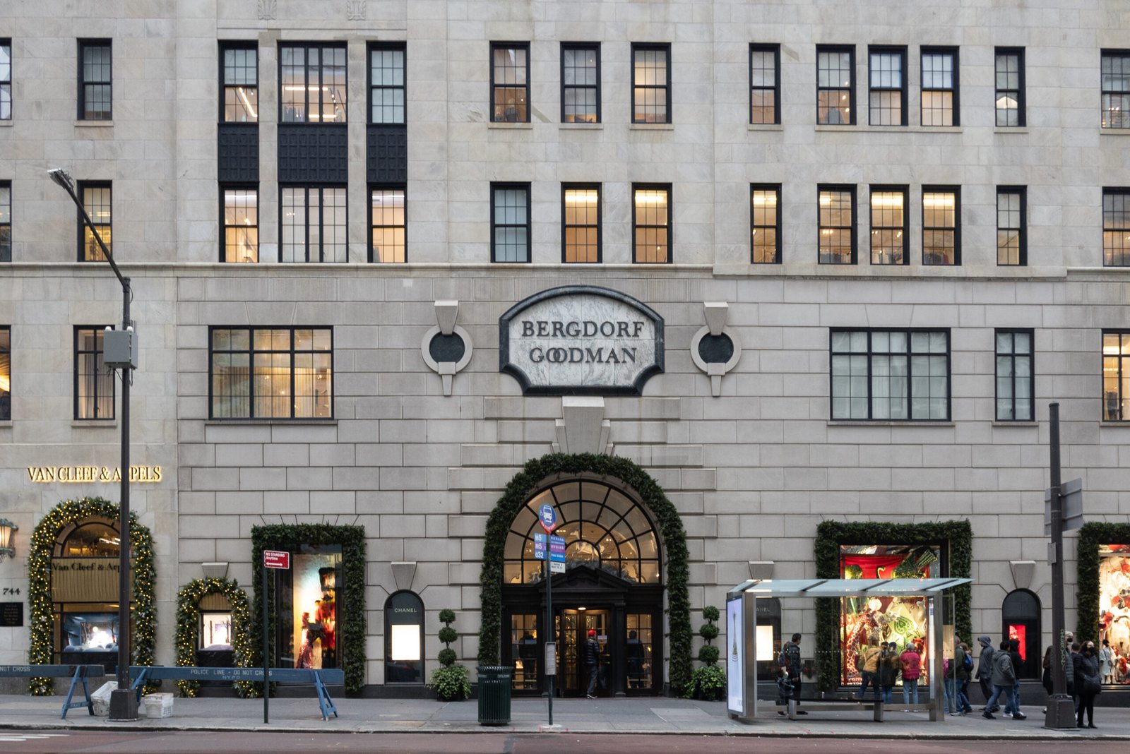 The fall of a giant: Saks Global and the structural crisis of luxury ...
